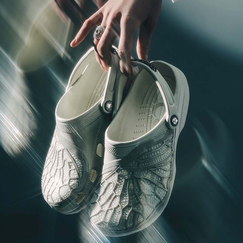 Новинка от Crocs и Swarovski - сияющие версии популярных моделей ...